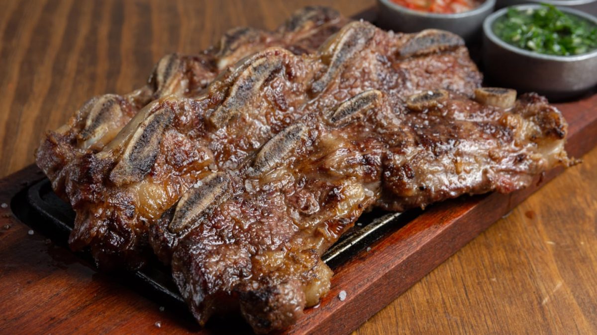 El precio del asado familiar en Argentina supera los $150.000